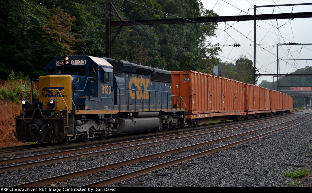 CSX SD40-2 8123 leads Q706-09